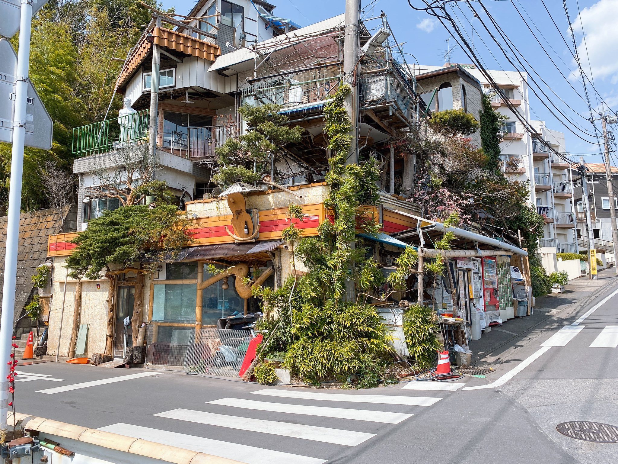 Run-Down Japanese Convenience Store Looks Like Something Out Of A ...